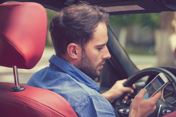 Cell Phone Use Behind the Wheel Increases Crash Risk by 4x | Szantho ...